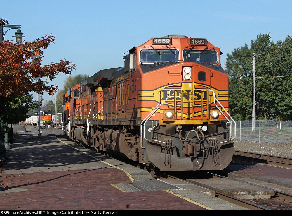 BNSF 4669 Really Rolling 'em